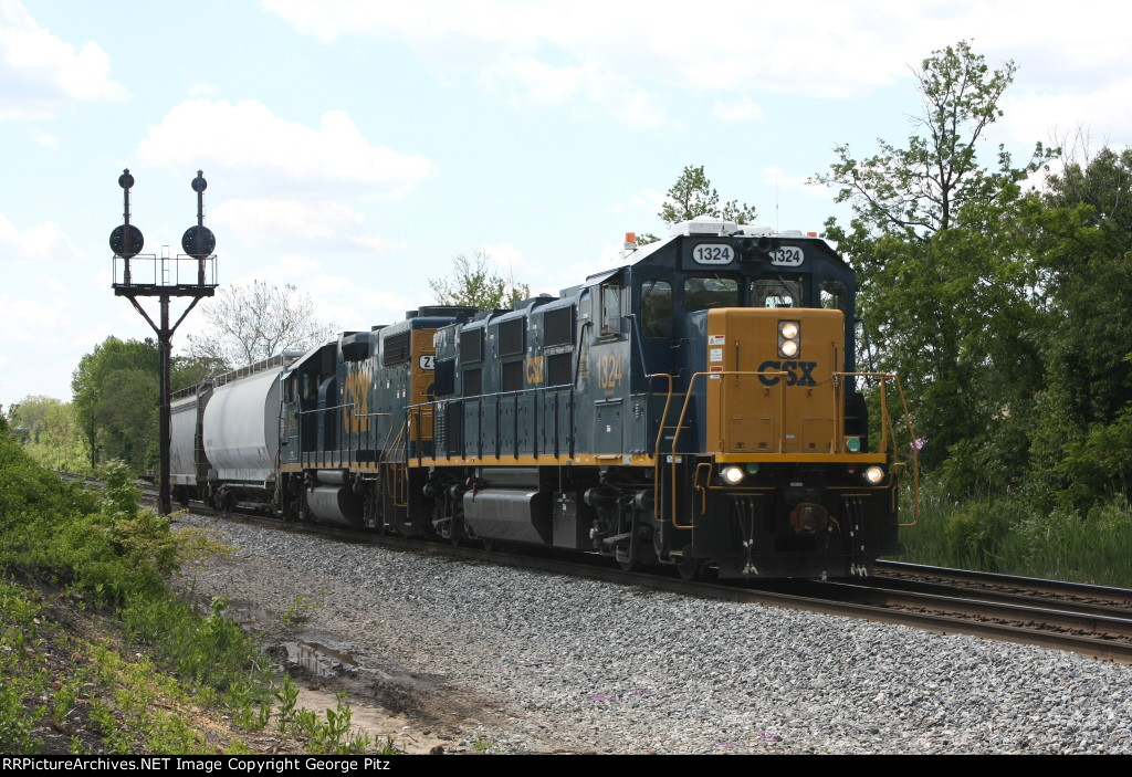 CSX 1324 and train D777